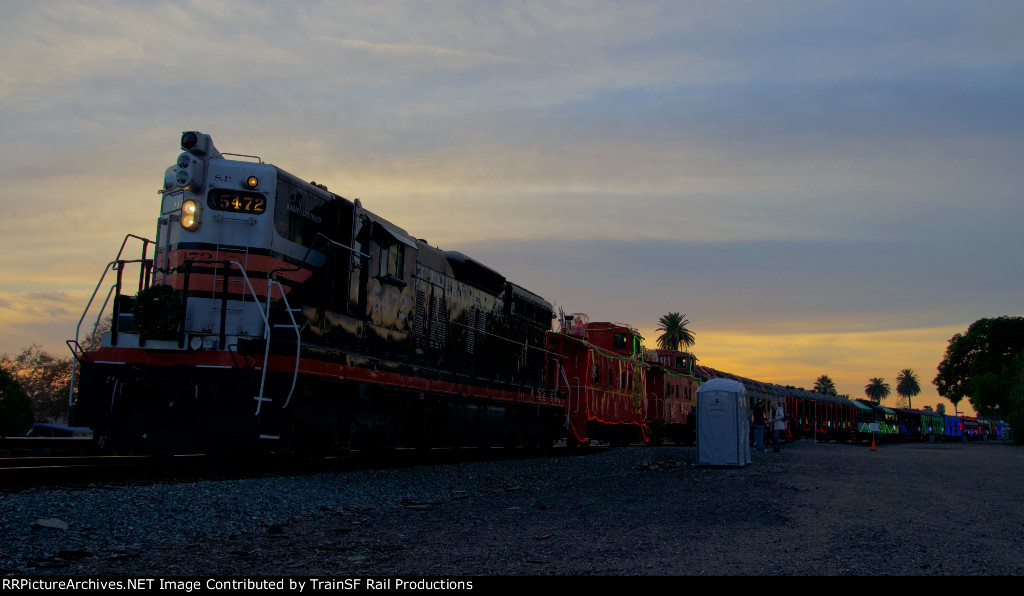 SP 5472 Leads the Christmas train